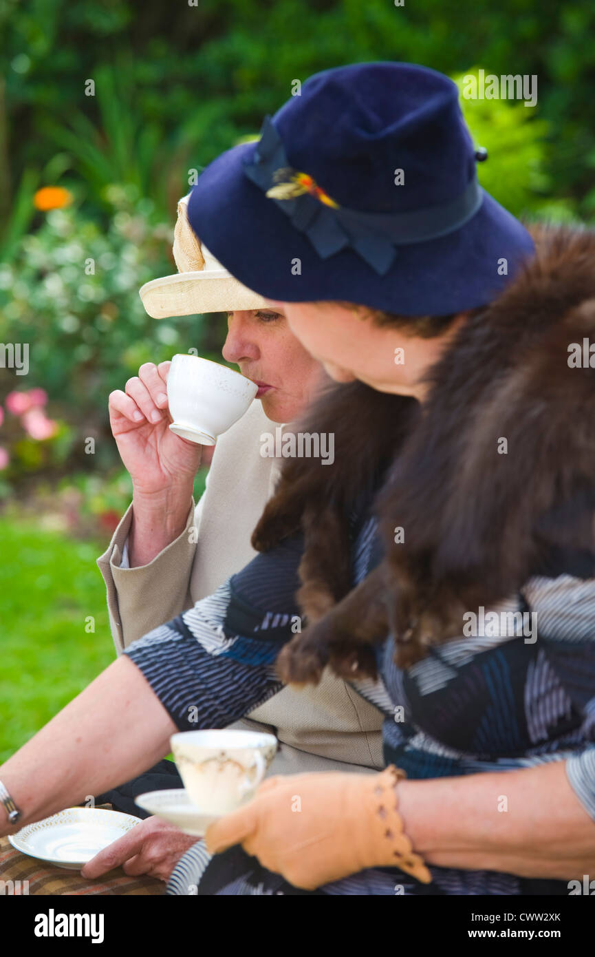 1940s hop picking hi-res stock photography and images - Alamy