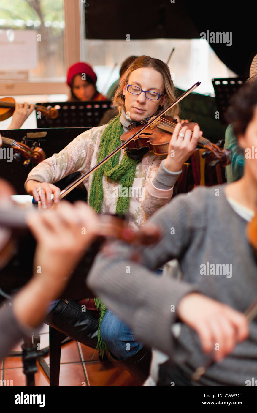 Seated violin player hi-res stock photography and images - Alamy