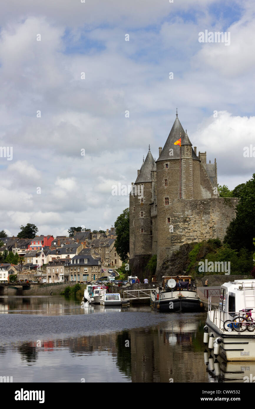 River chateau hi-res stock photography and images - Alamy