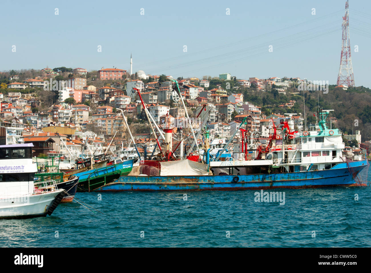 Türkei, Istanbul, Sariyer, Stadtansicht mit Hafen Stock Photo - Alamy