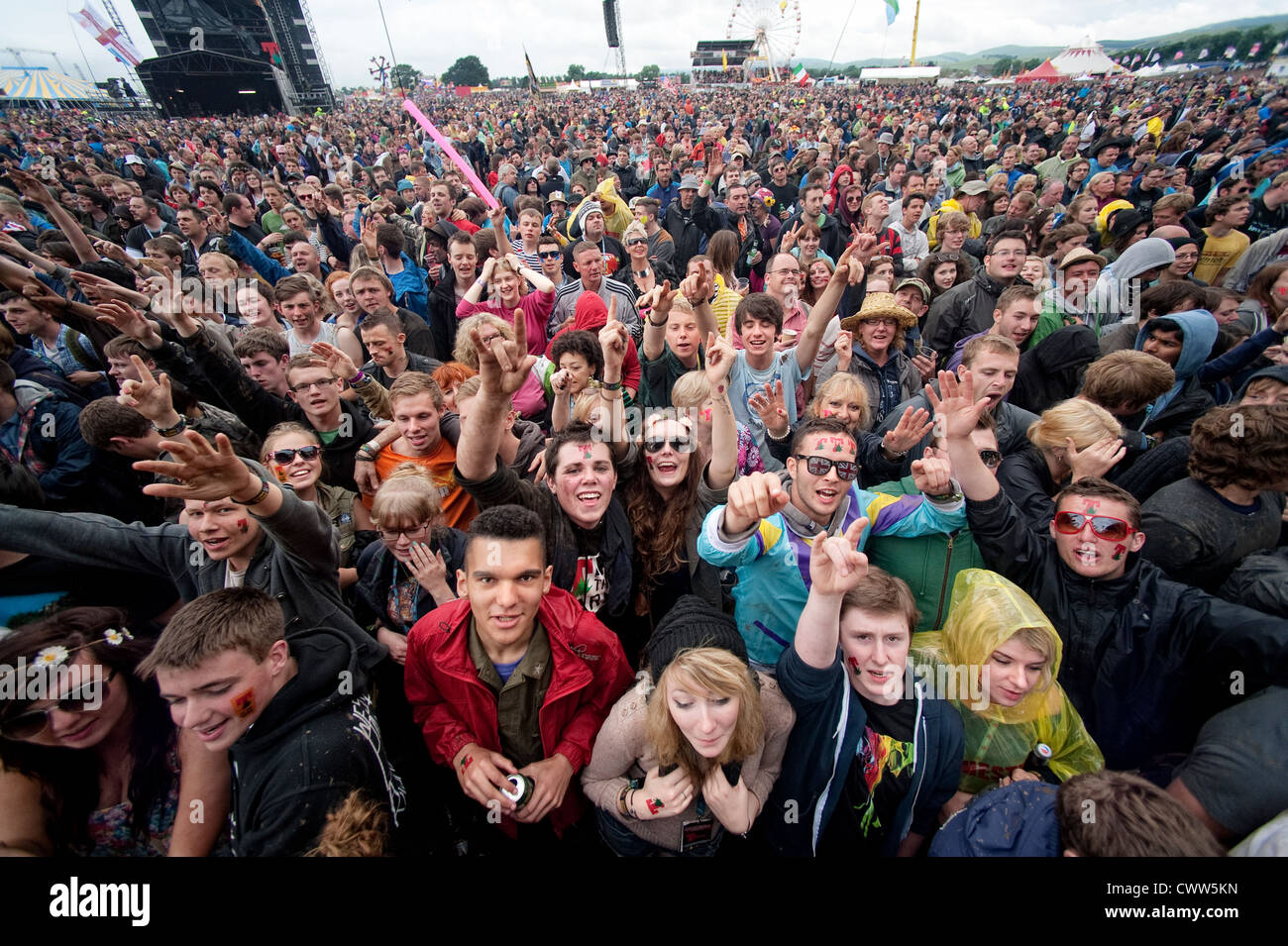 Umbrella wet rain crowd fan hi-res stock photography and images - Alamy