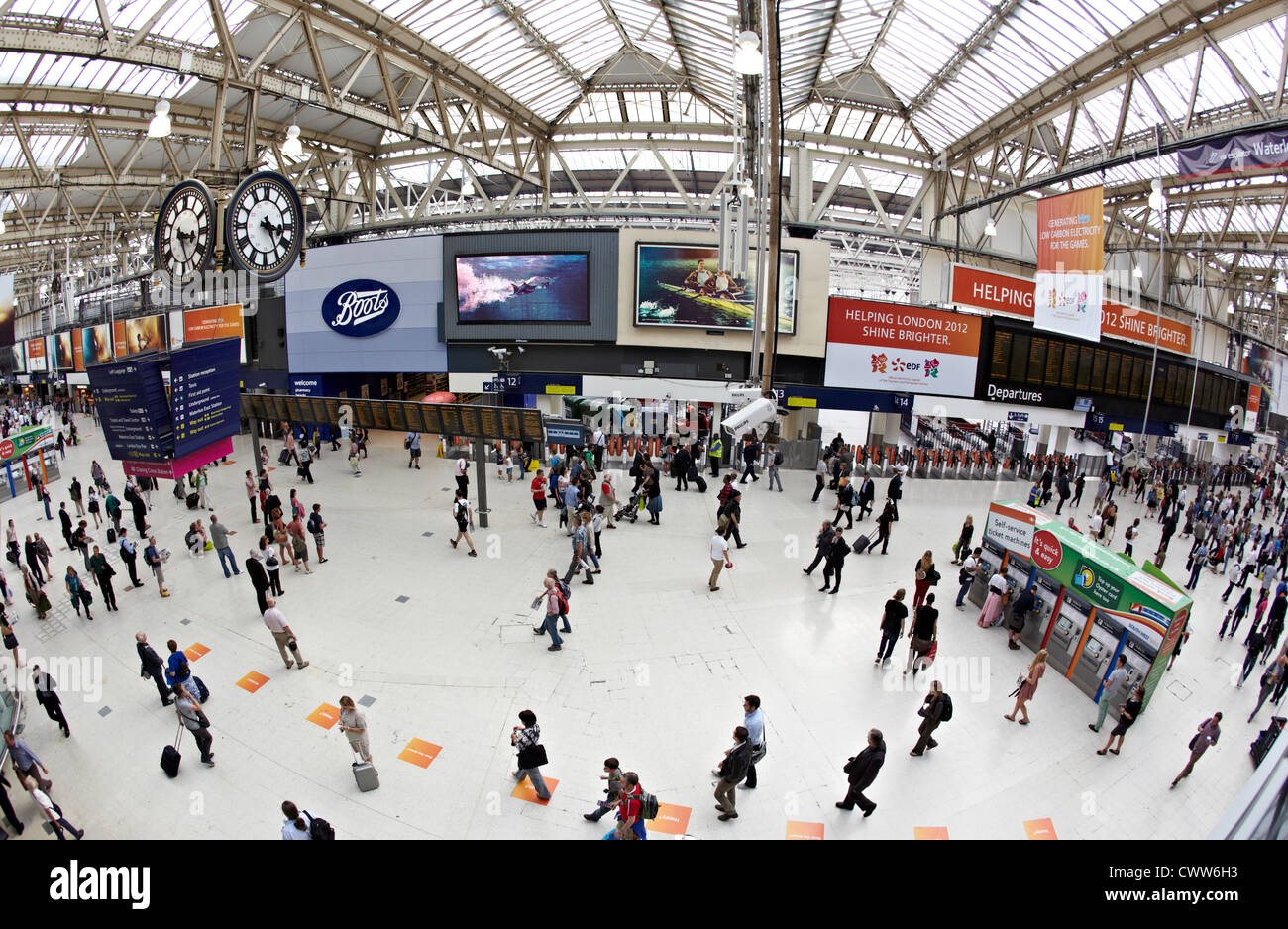 Famous clock waterloo station hi-res stock photography and images - Alamy