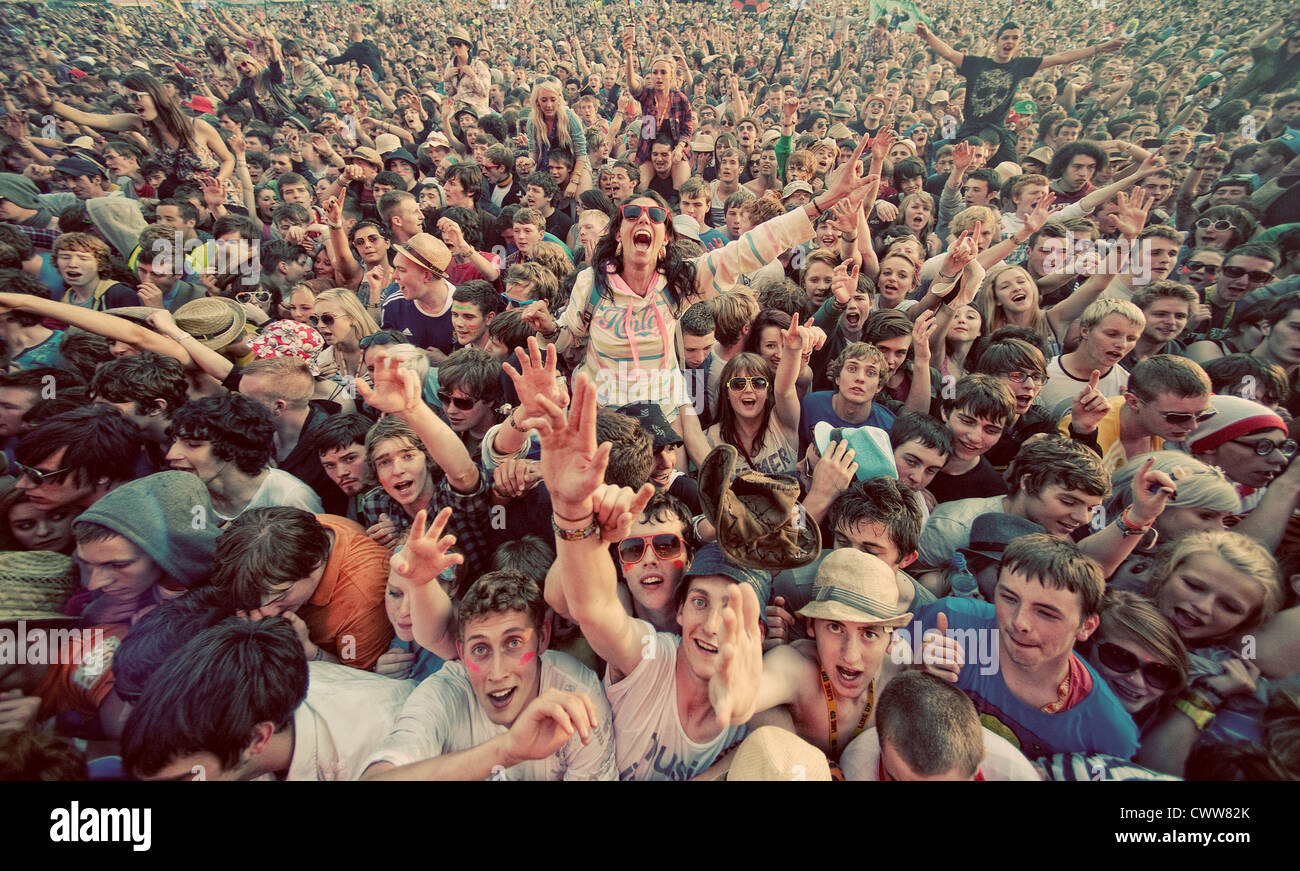 Music festival crowd hi-res stock photography and images - Alamy