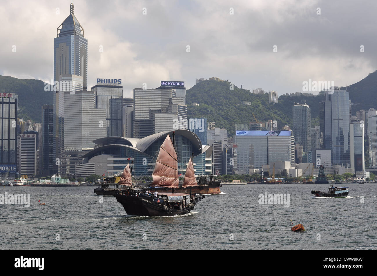 Chinese junk boat with the skyline of Hong Kong in the background (Hong Kong, China Stock Photo ...