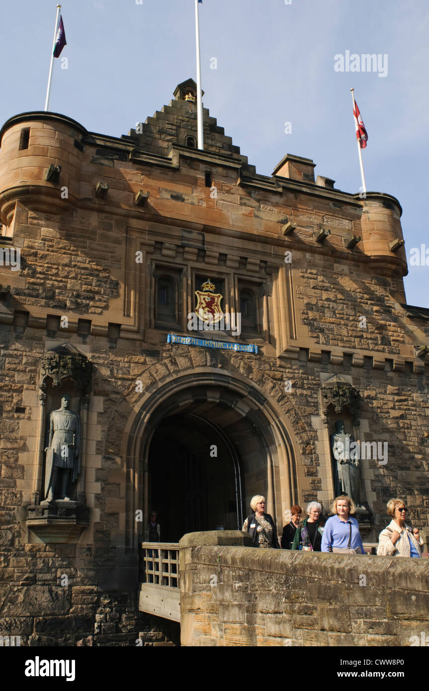 Castle drawbridge fort hi-res stock photography and images - Alamy