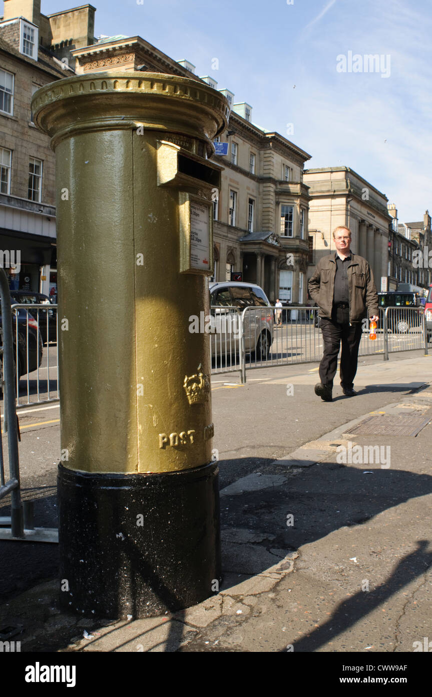 Gold post box scotland hi-res stock photography and images - Alamy