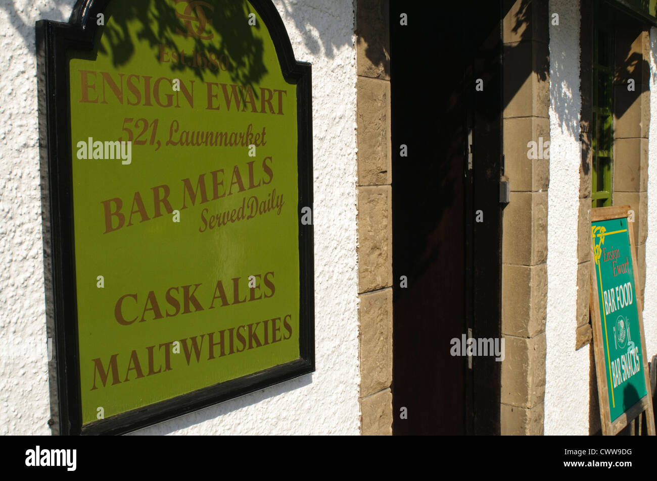 Ensign Ewart public house, on The Royal Mile, Edinburgh Stock Photo - Alamy