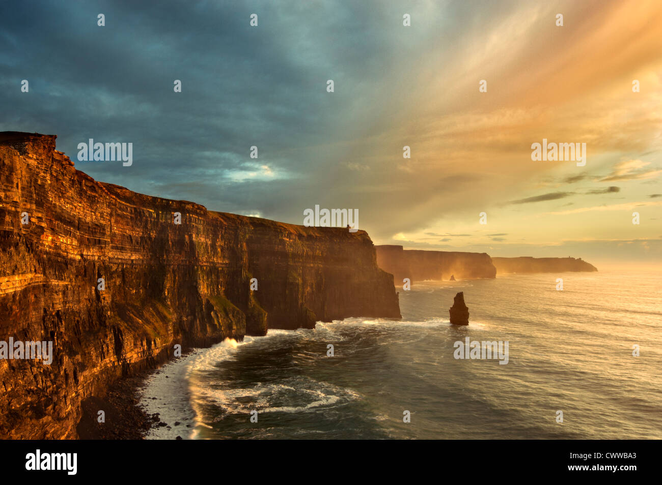 Waves crashing on rocky cliffs hi-res stock photography and images - Alamy