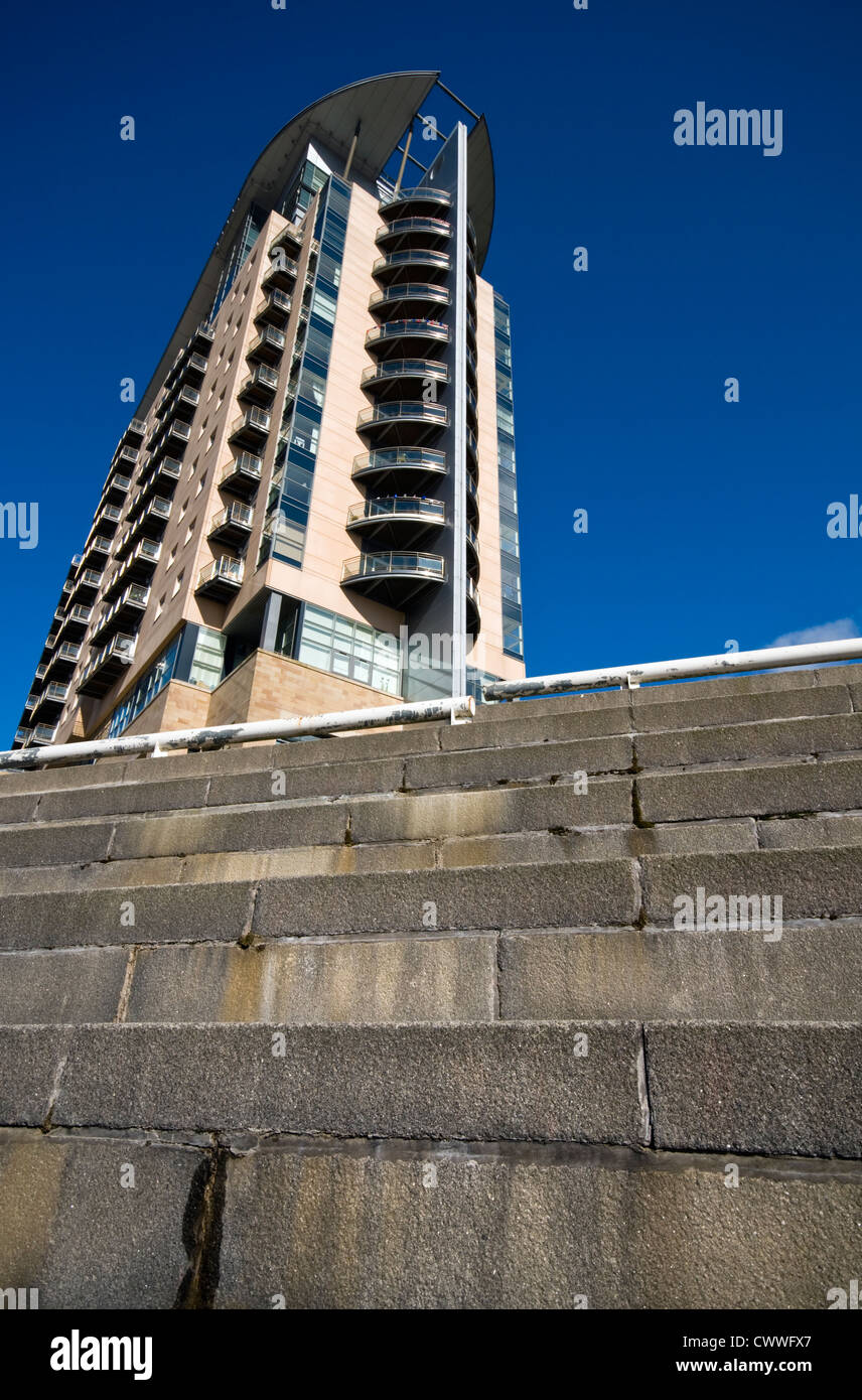 Apartment building exterior steps hi-res stock photography and images ...