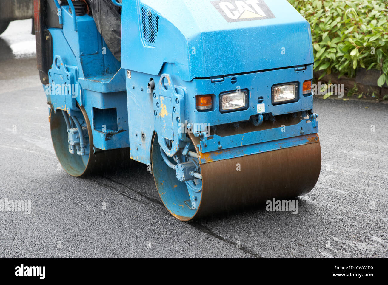 construction worker on a utility roller laying new tarmac driveway in ...