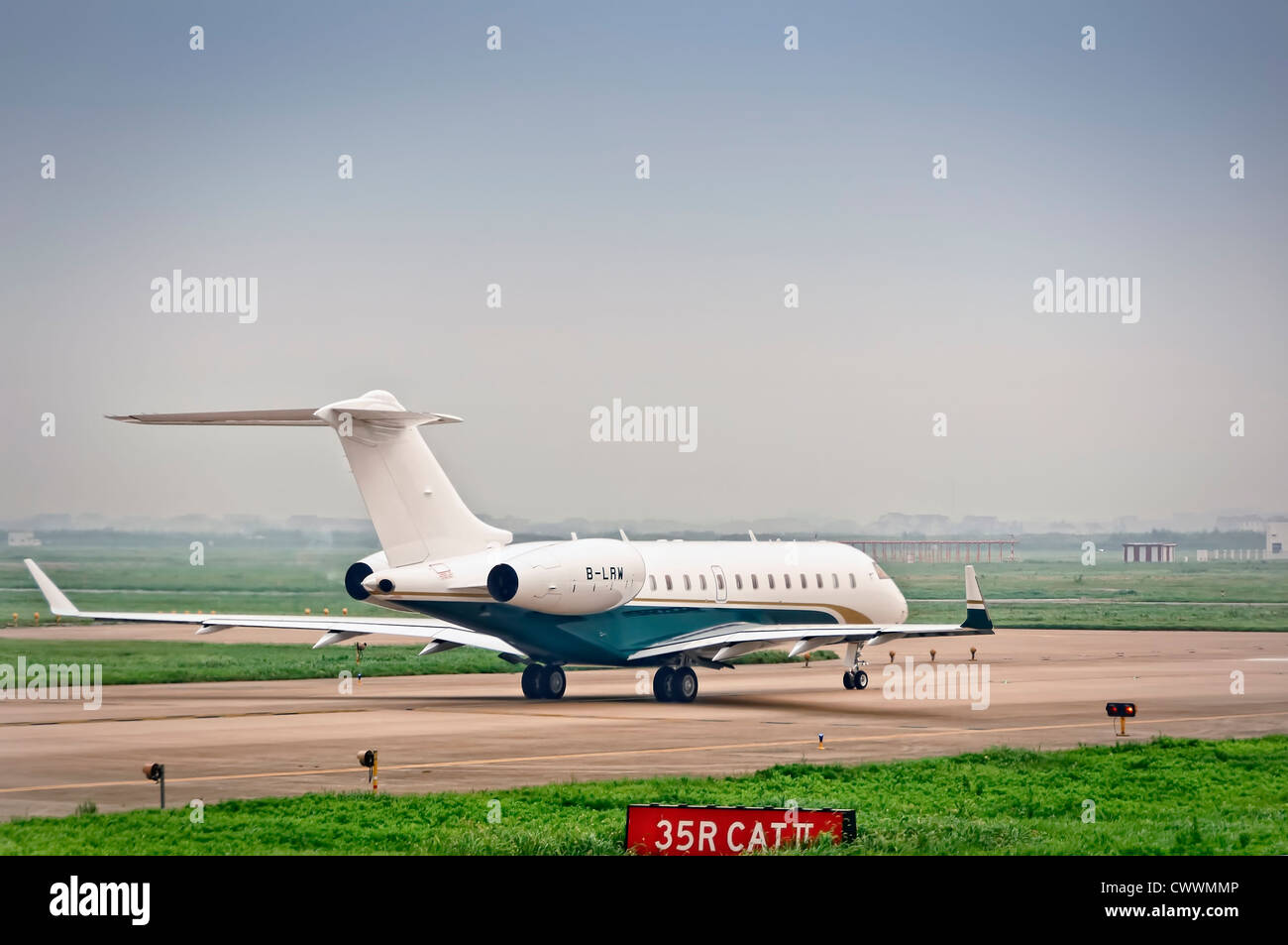 Small plane taxis hi-res stock photography and images - Alamy