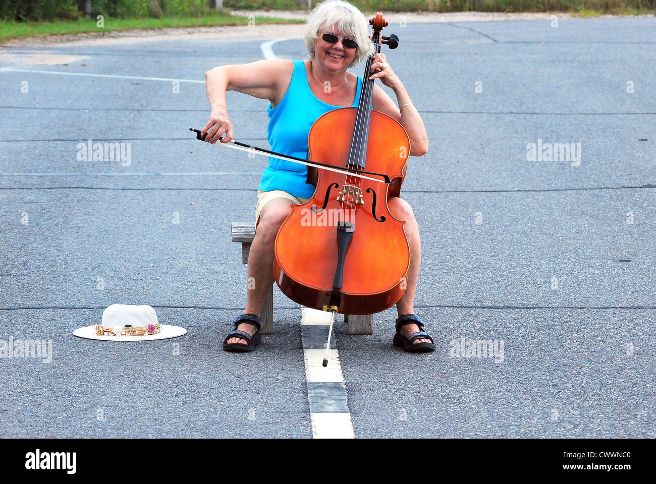 Solo cellist hi-res stock photography and images - Alamy