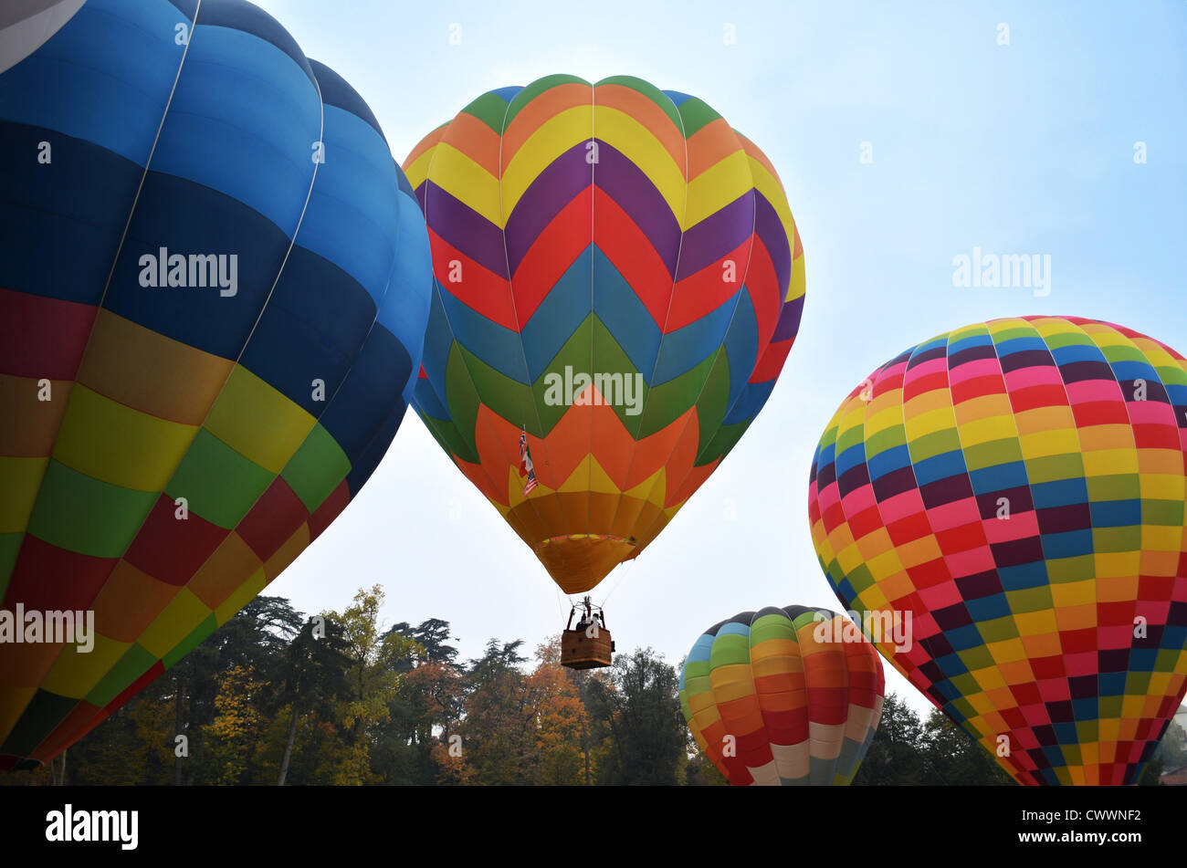 Hot air balloon taking off from the ground hi-res stock photography and ...