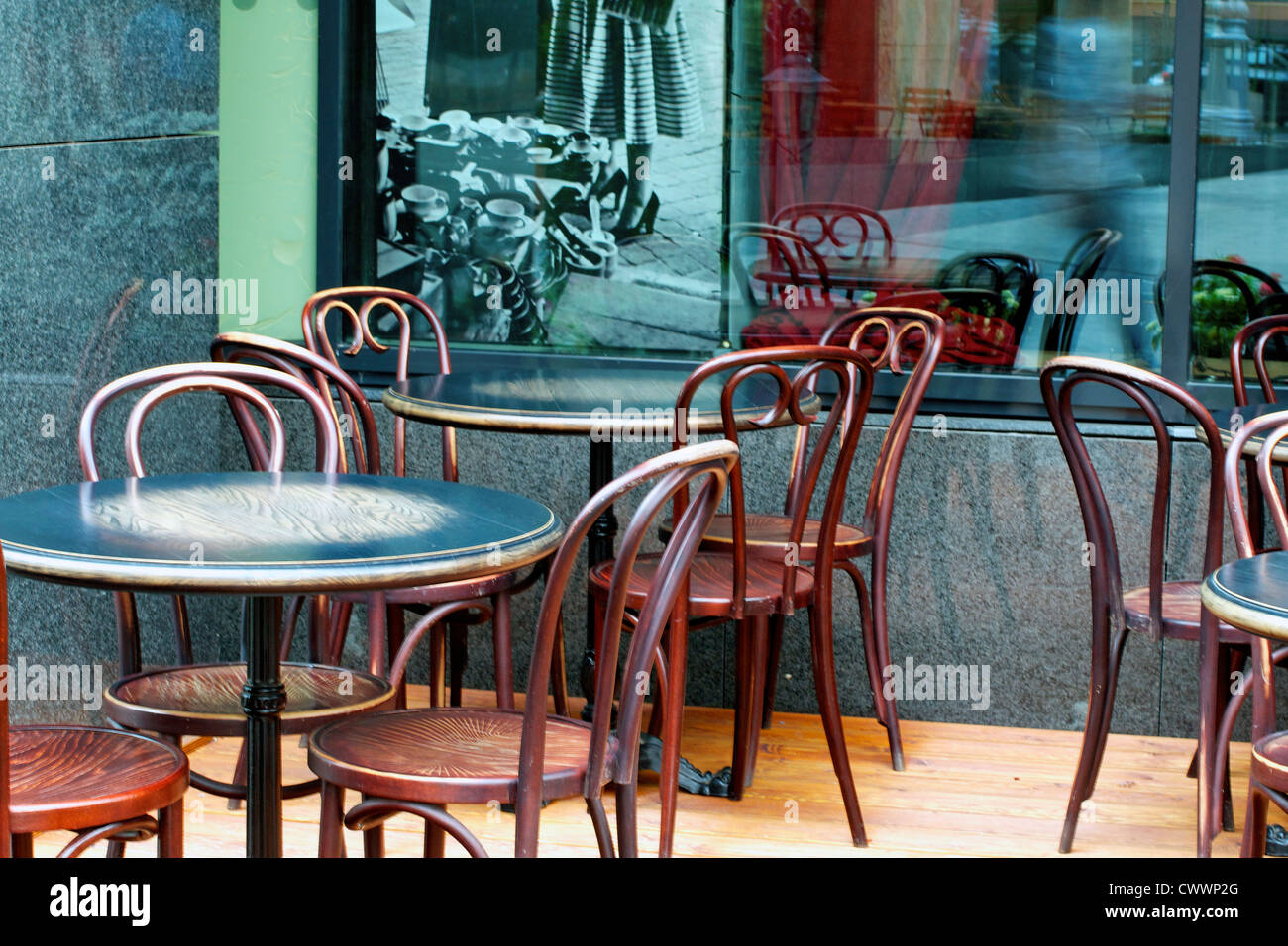 Tables and chairs awaiting the lunch crowd Stock Photo - Alamy
