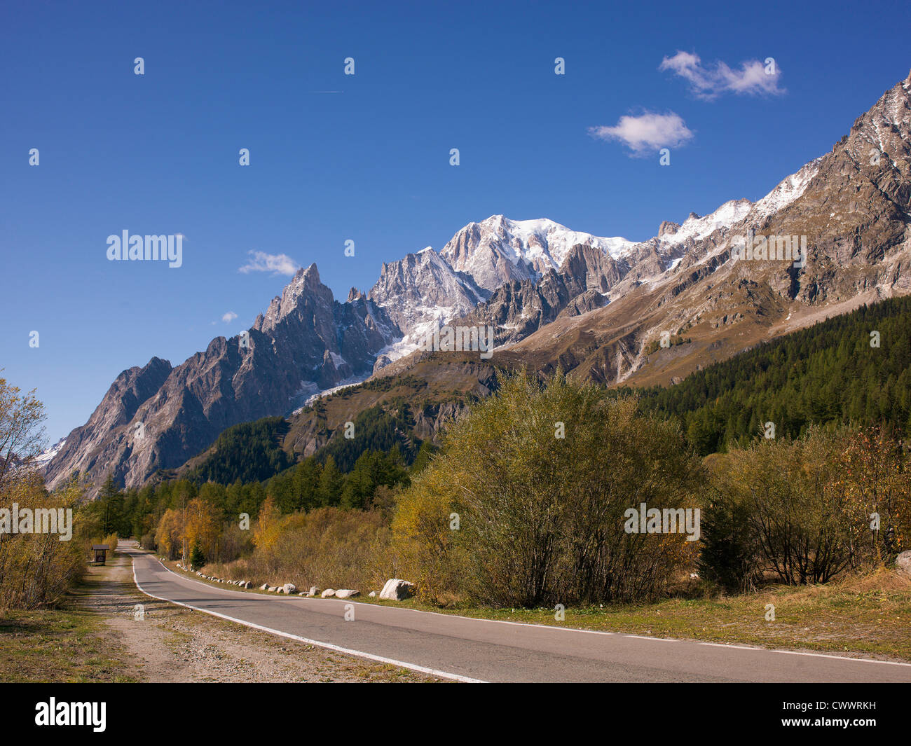 Mountainous italian roadway hi-res stock photography and images - Alamy