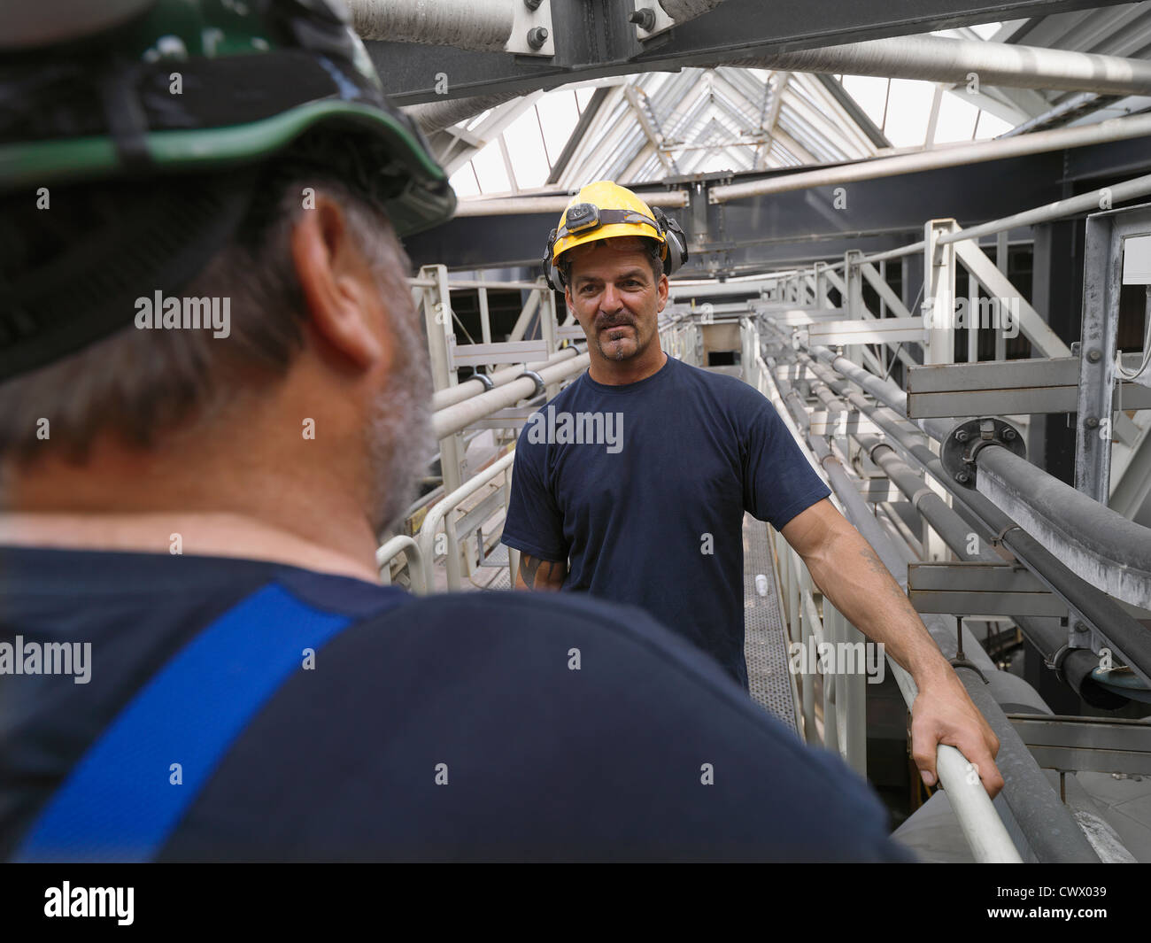Factory workers in blue clothes hi-res stock photography and images - Alamy