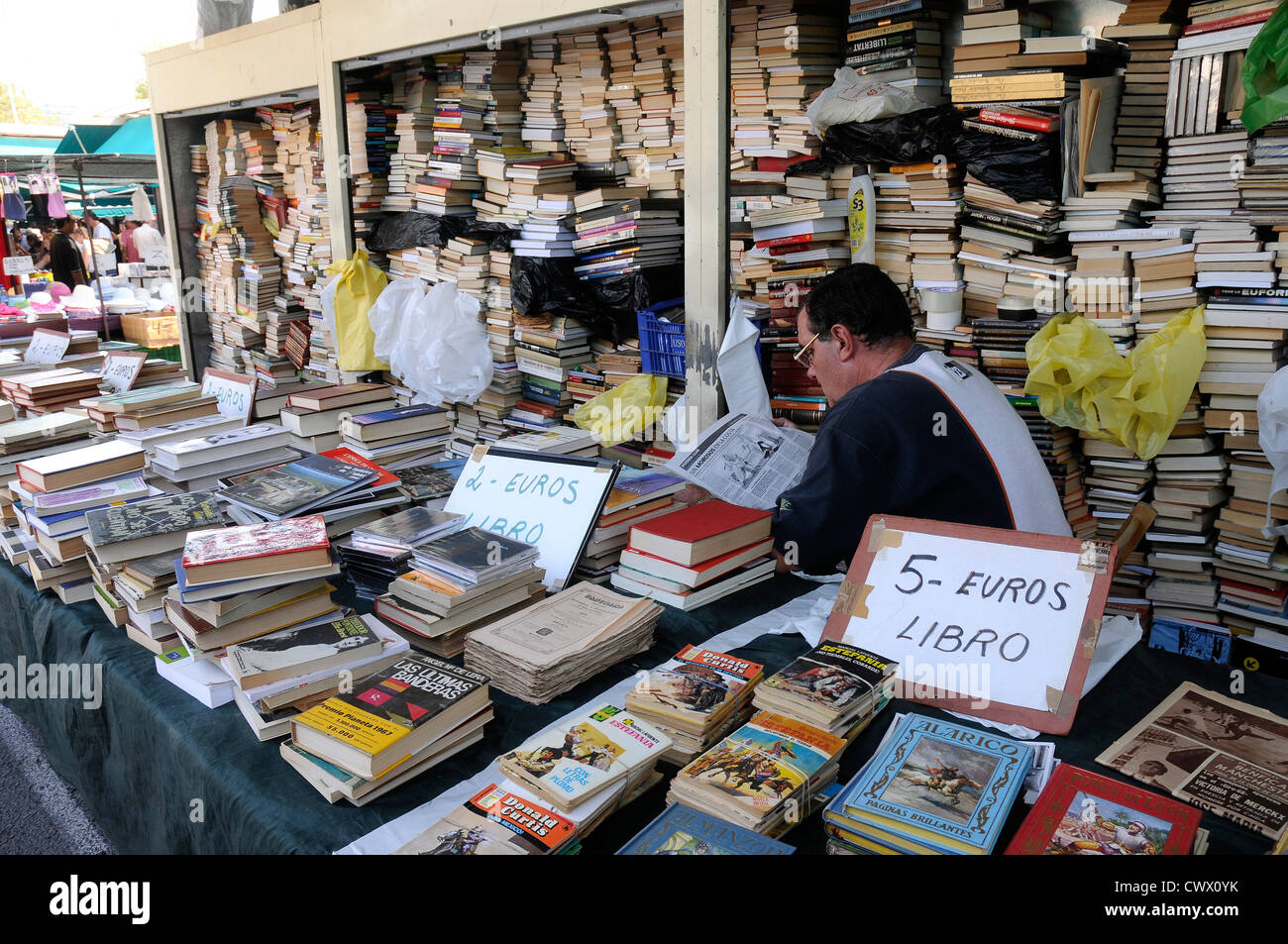 Second hand bookstall hi-res stock photography and images - Alamy