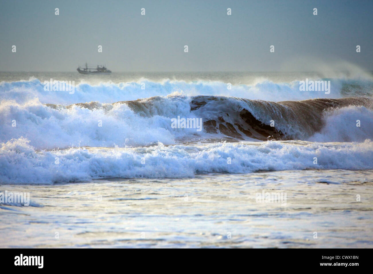 Big wave crashes on to the shore. Indian ocean Stock Photo - Alamy