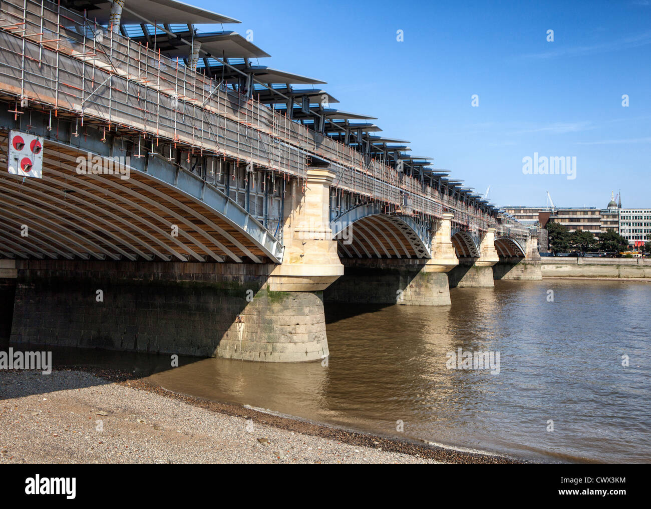 Blackfriars Bridge - The new solar-powered railway station/bridge from ...