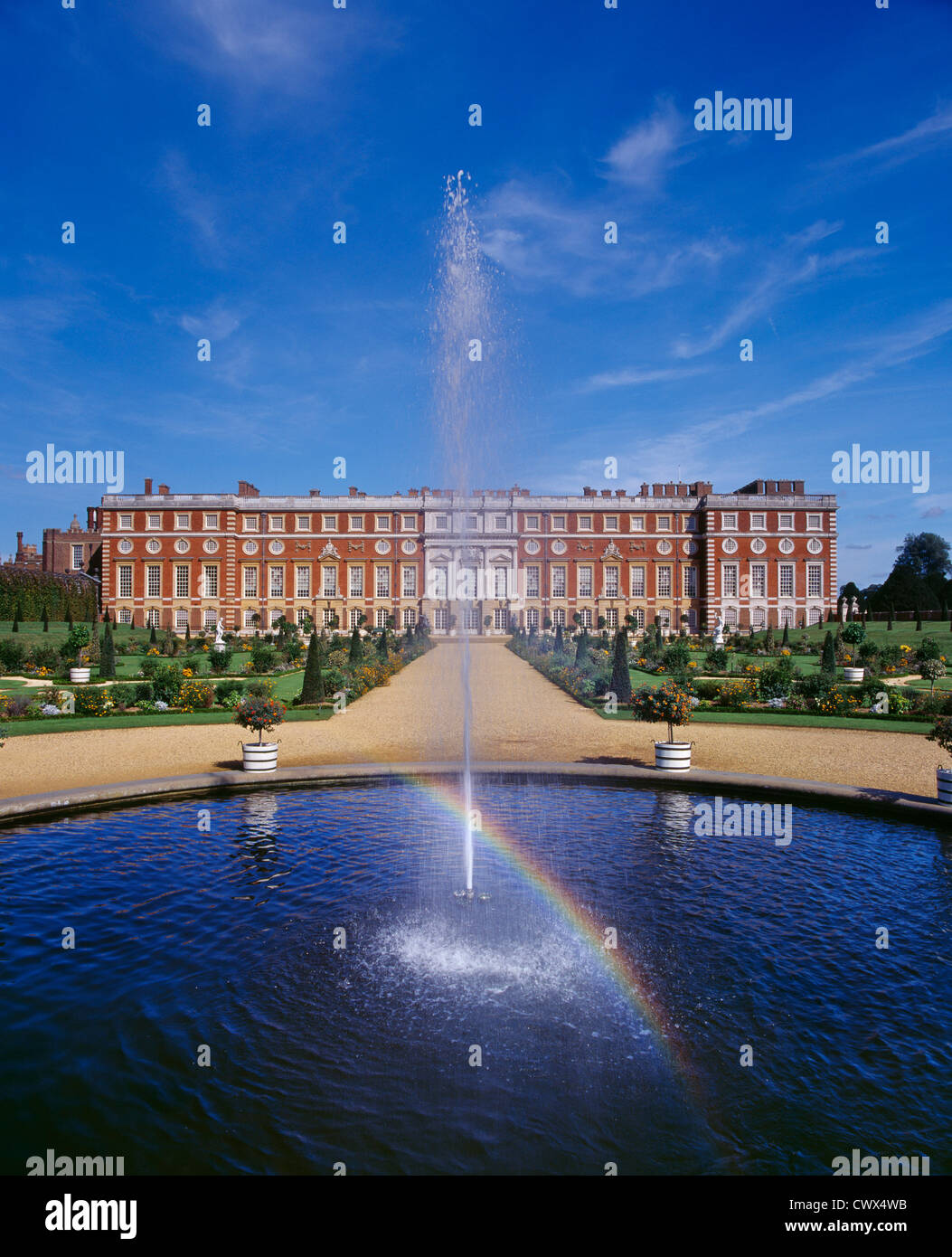 Hampton court london fountain garden hi-res stock photography and ...