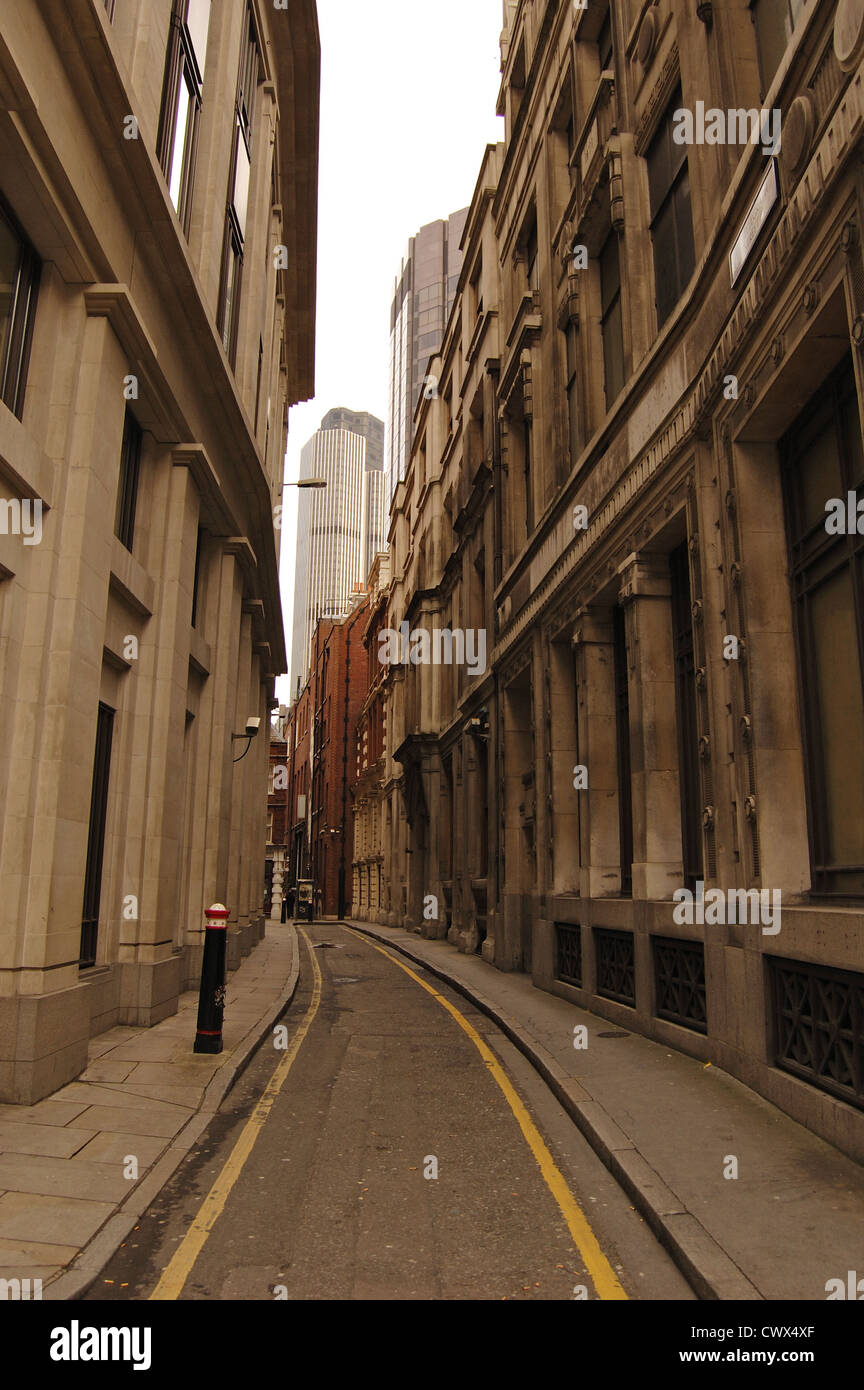 Tower 42 through a narrow alley in the City of London, England Stock ...