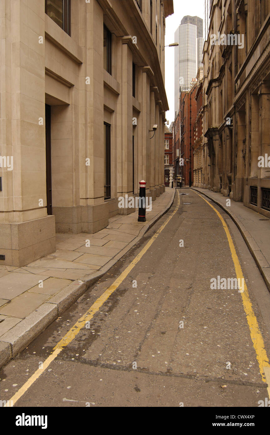 Tower 42 through a narrow alley in the City of London, England Stock ...