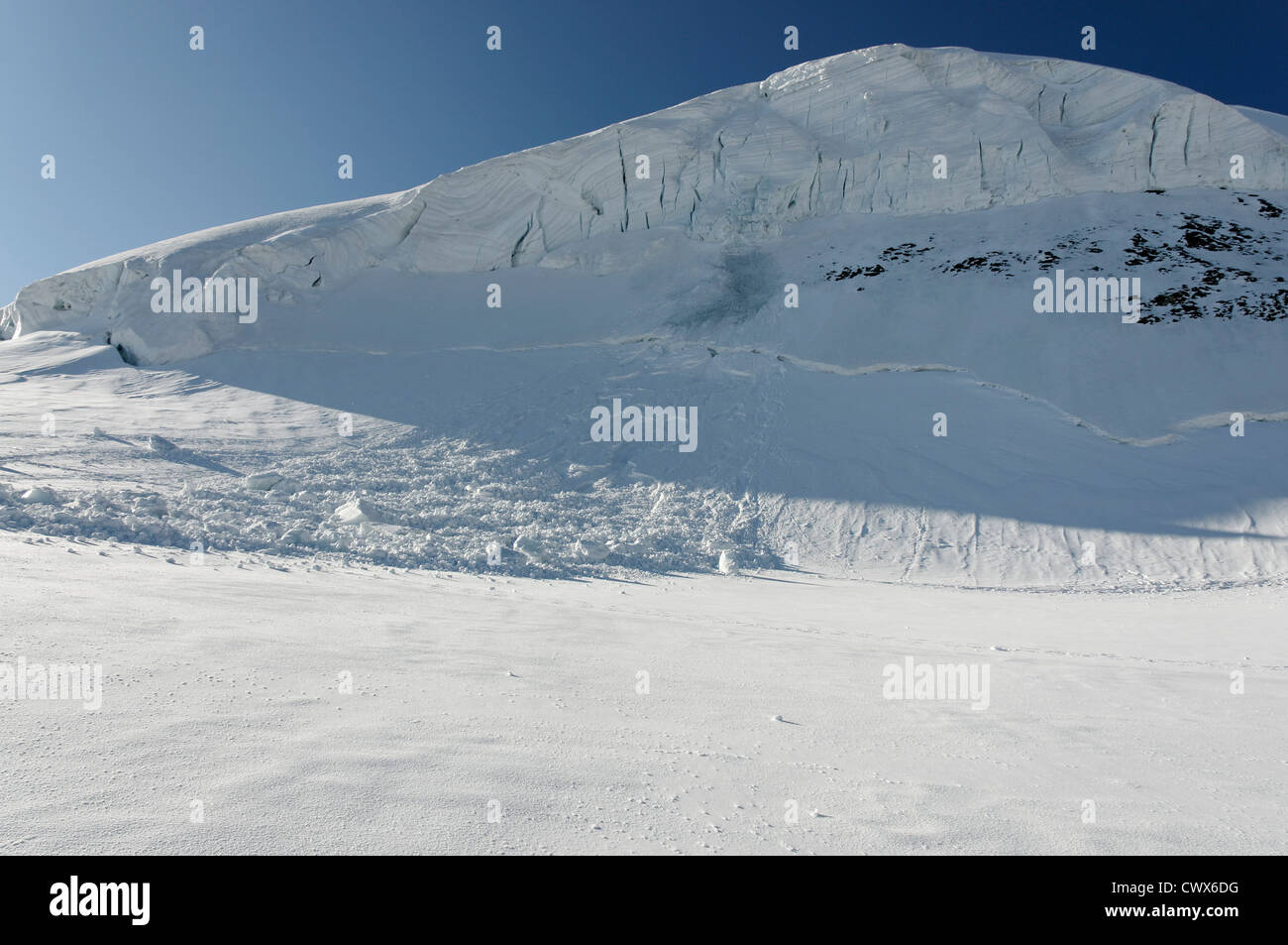 Massive ice cliff hi-res stock photography and images - Alamy