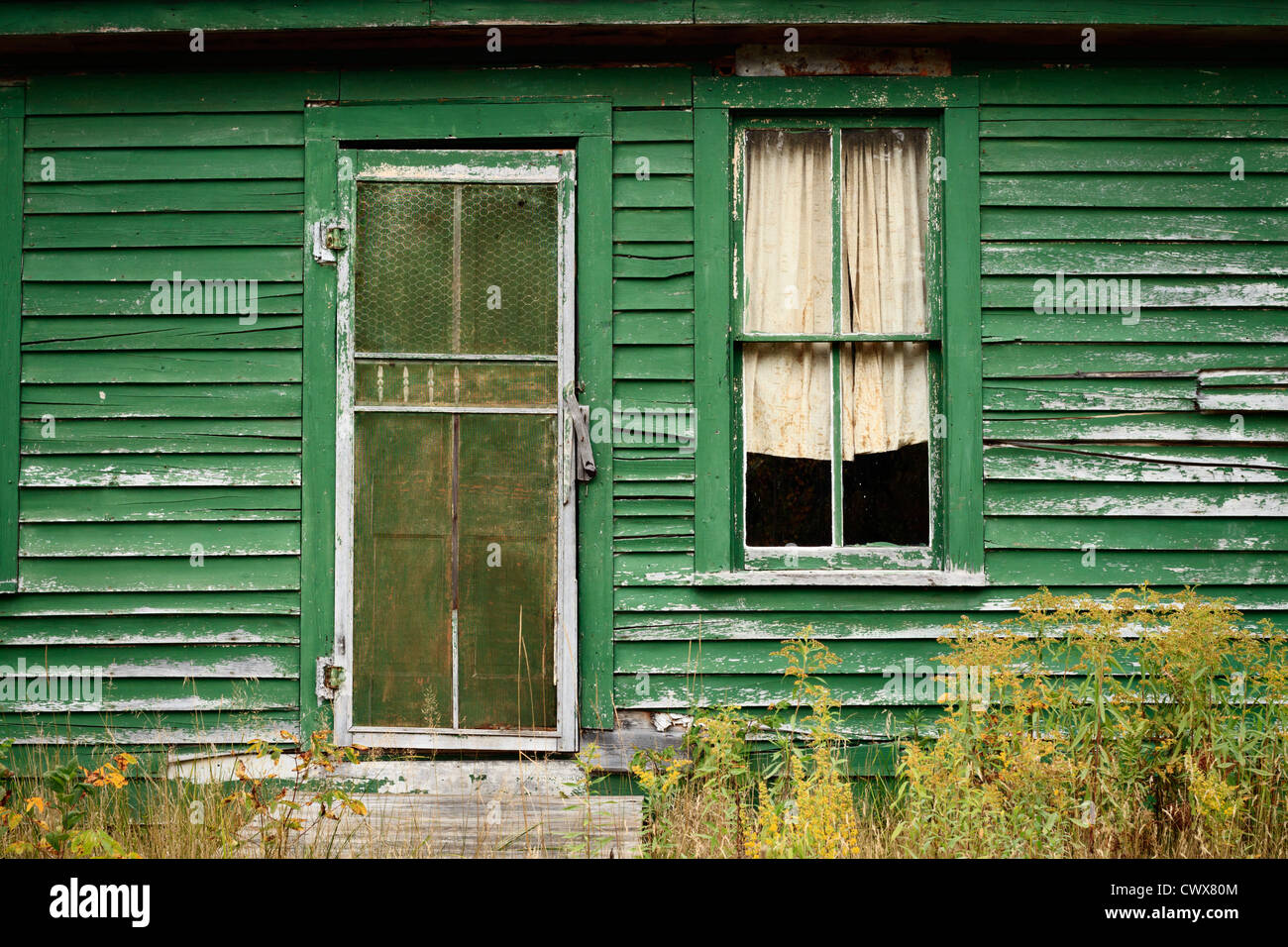 Old green front door hi-res stock photography and images - Alamy