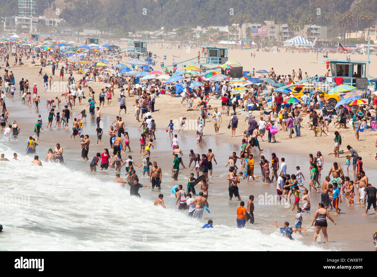 Beach day crowds hi-res stock photography and images - Alamy
