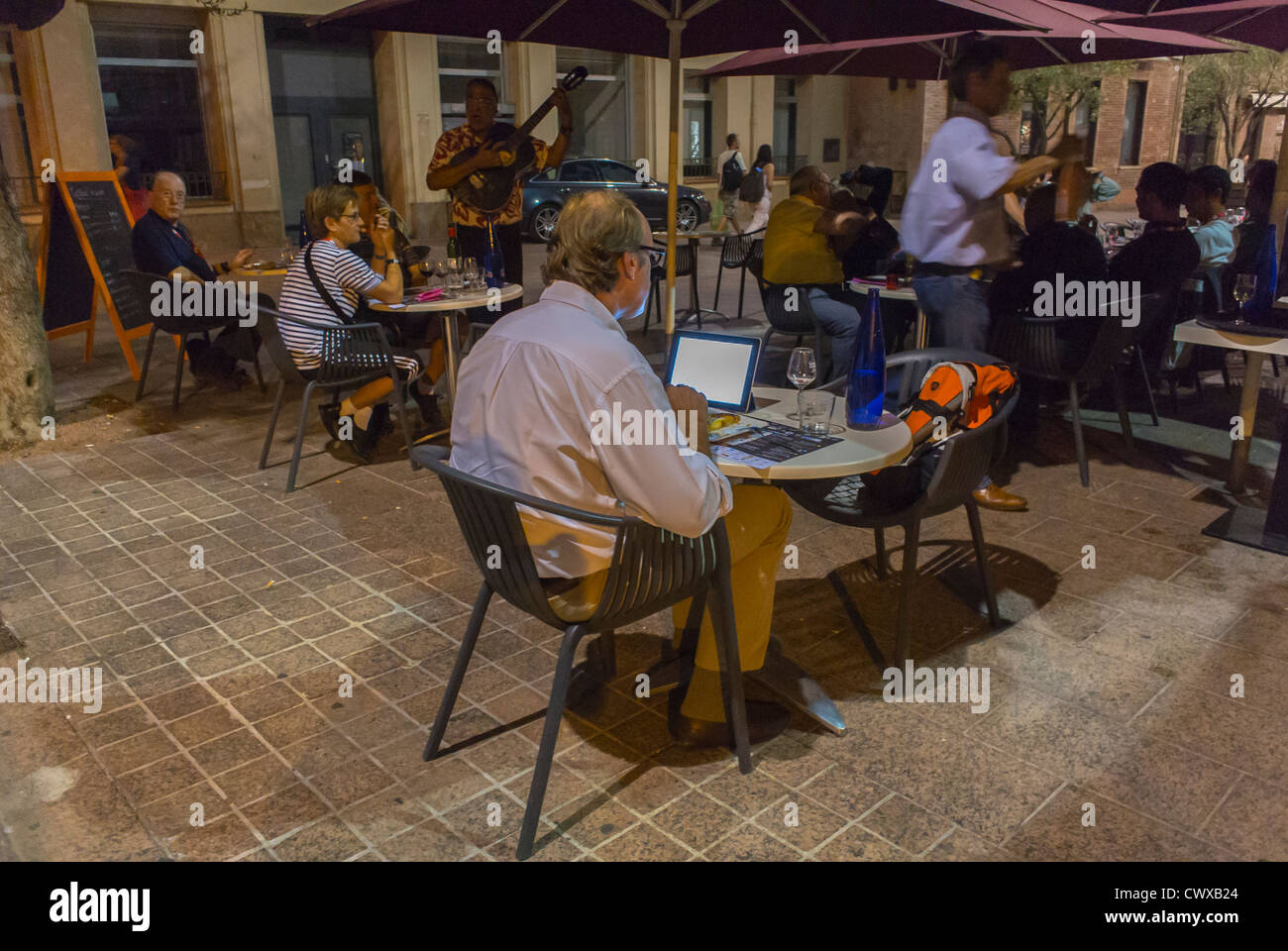 Man laptop cafe crowd hi-res stock photography and images - Alamy