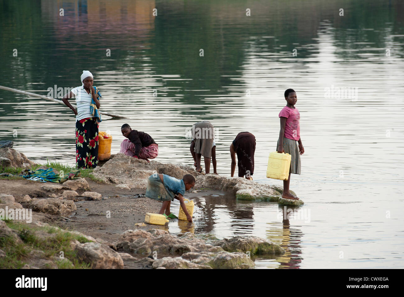 African woman fetching water hi-res stock photography and images - Alamy