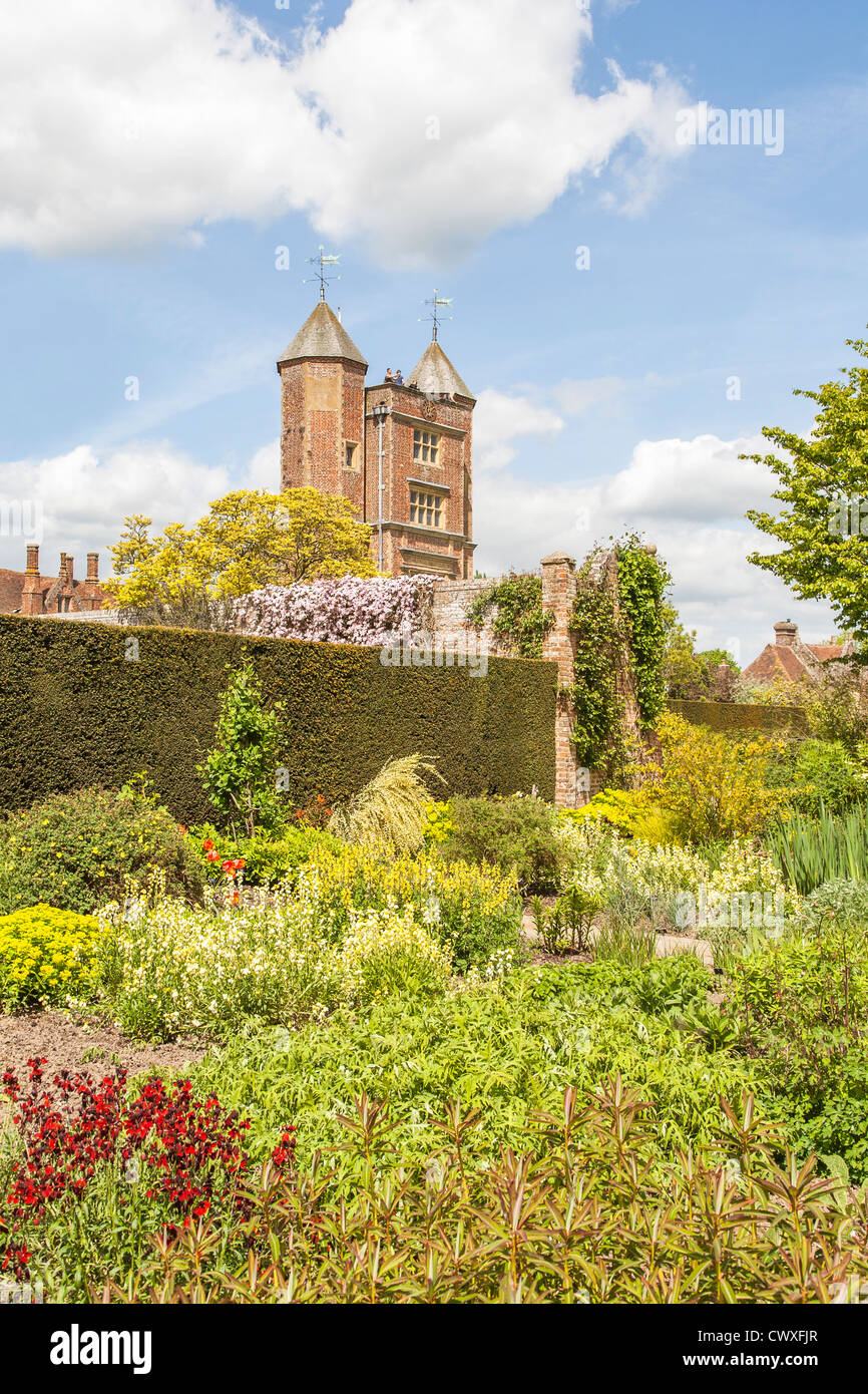 Elizabethan mansion hi-res stock photography and images - Alamy