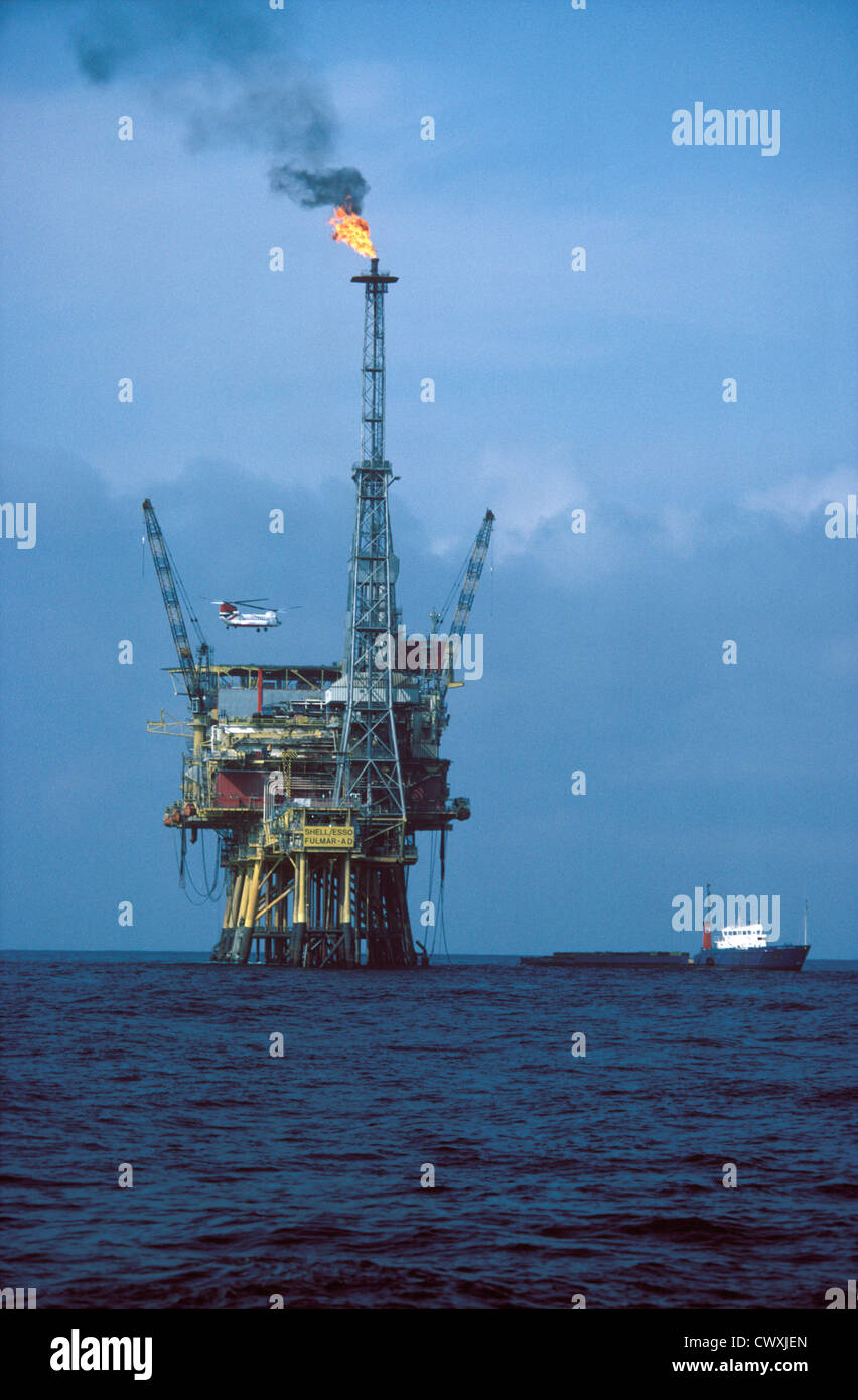 Chinook Helicopter landing on Fulmar A. Platform Stock Photo - Alamy