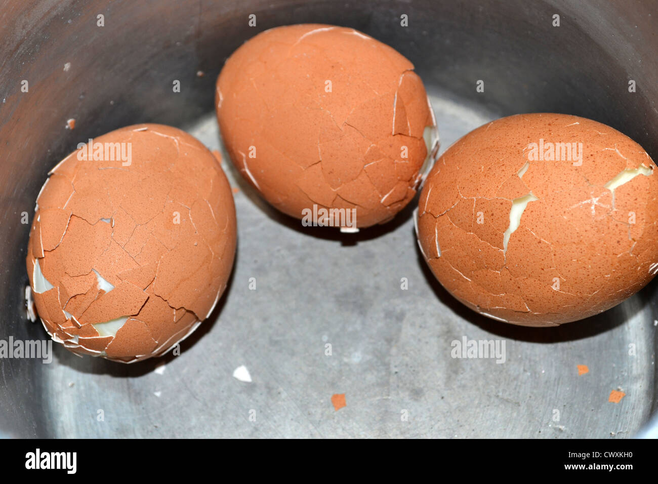 Cracked boiled egg hi-res stock photography and images - Alamy