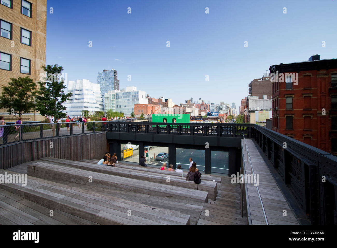 Walking high line nyc hi-res stock photography and images - Alamy