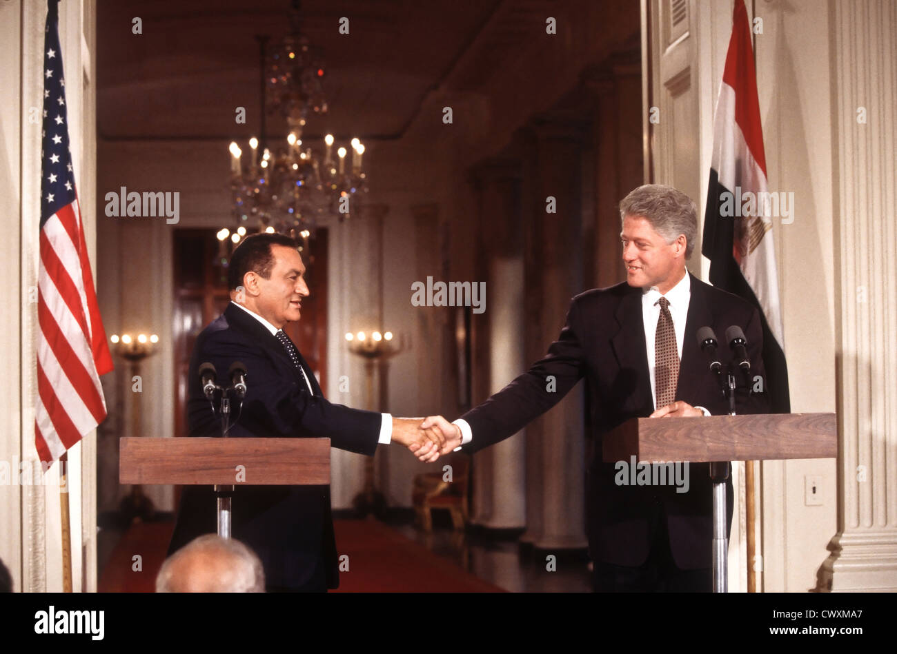 US President Bill Clinton shakes hands with Egyptian President Hosni ...