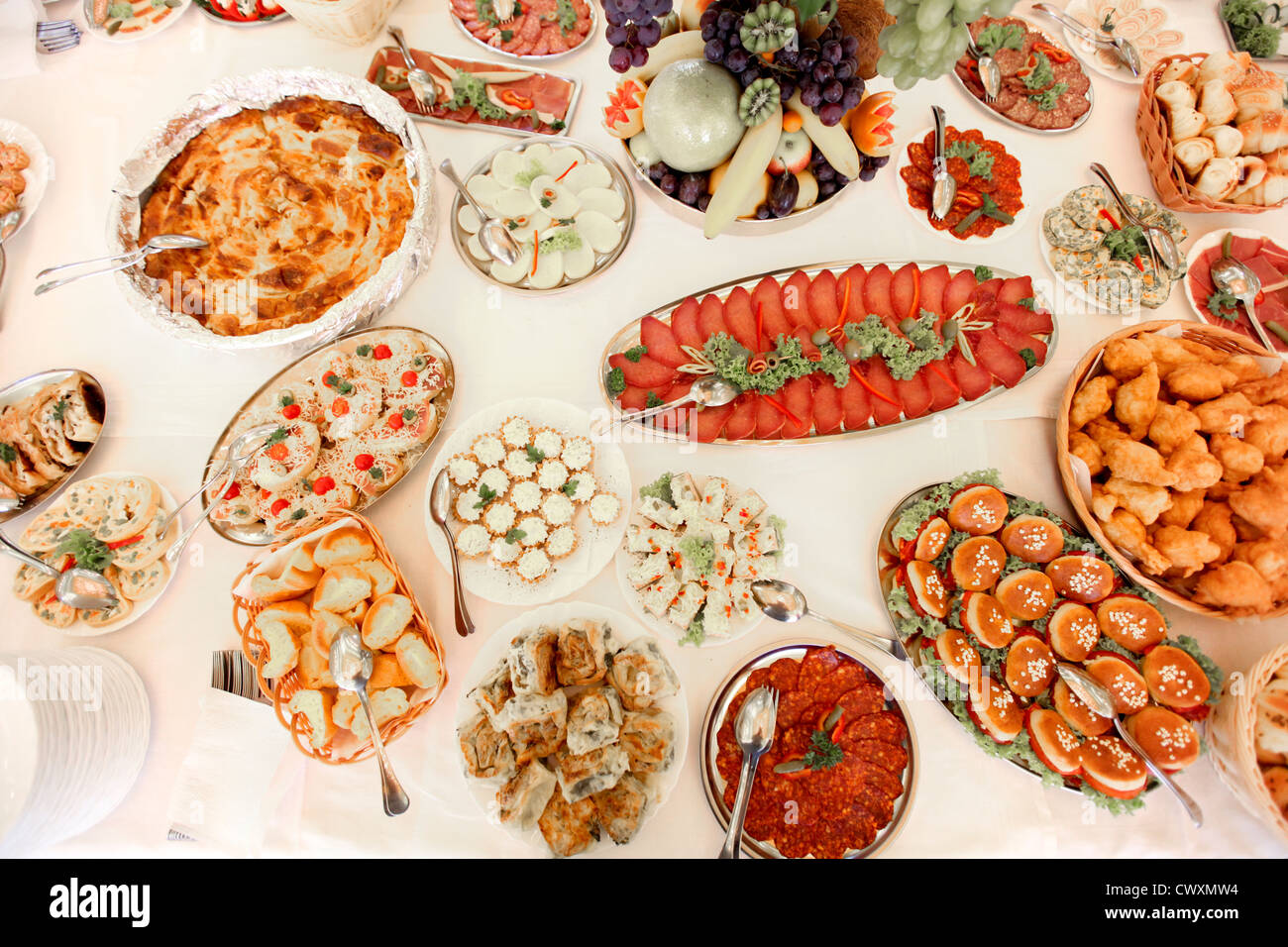 Kitchen worker serving buffet hi-res stock photography and images - Alamy