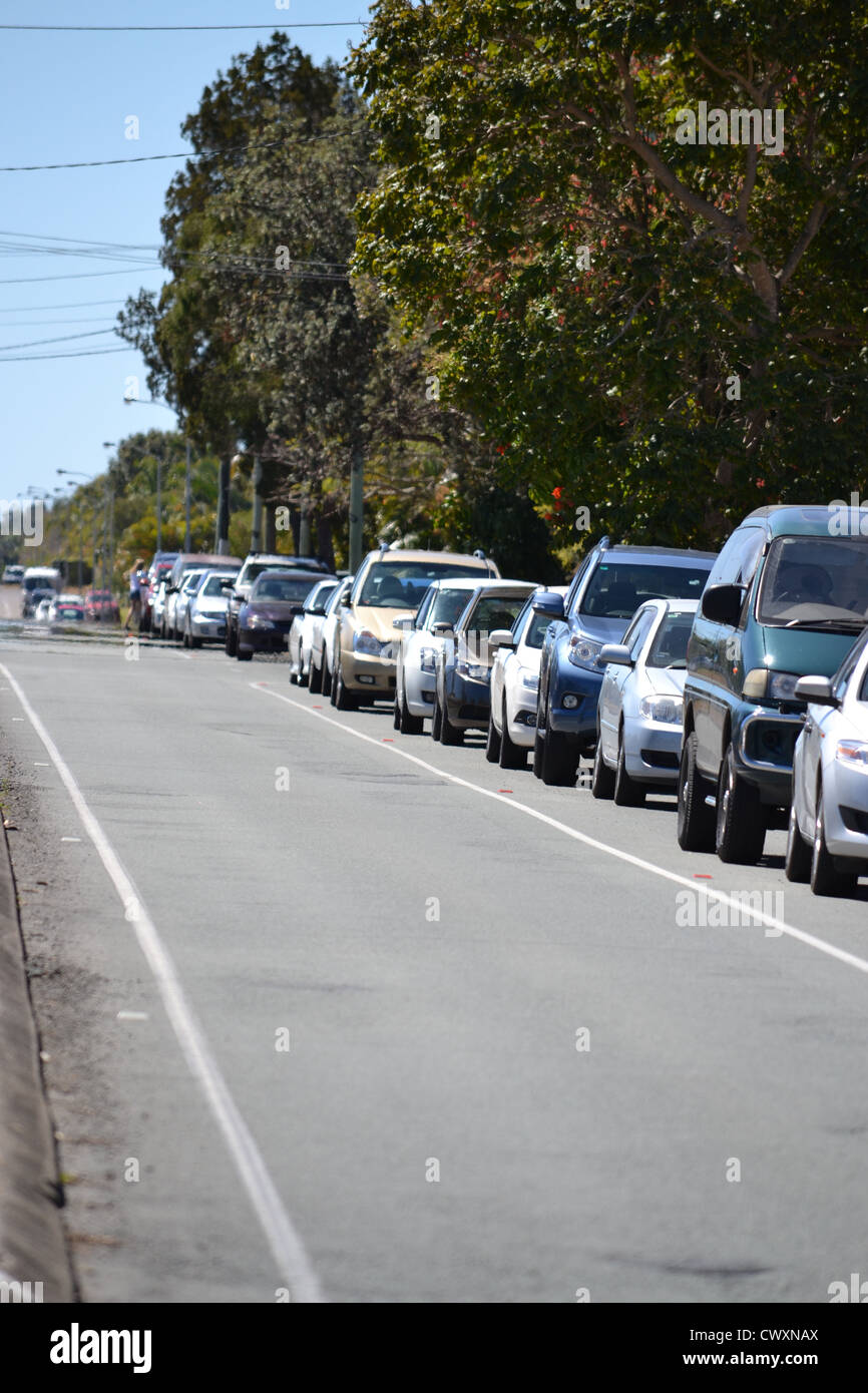 Line of cars parked hi-res stock photography and images - Alamy