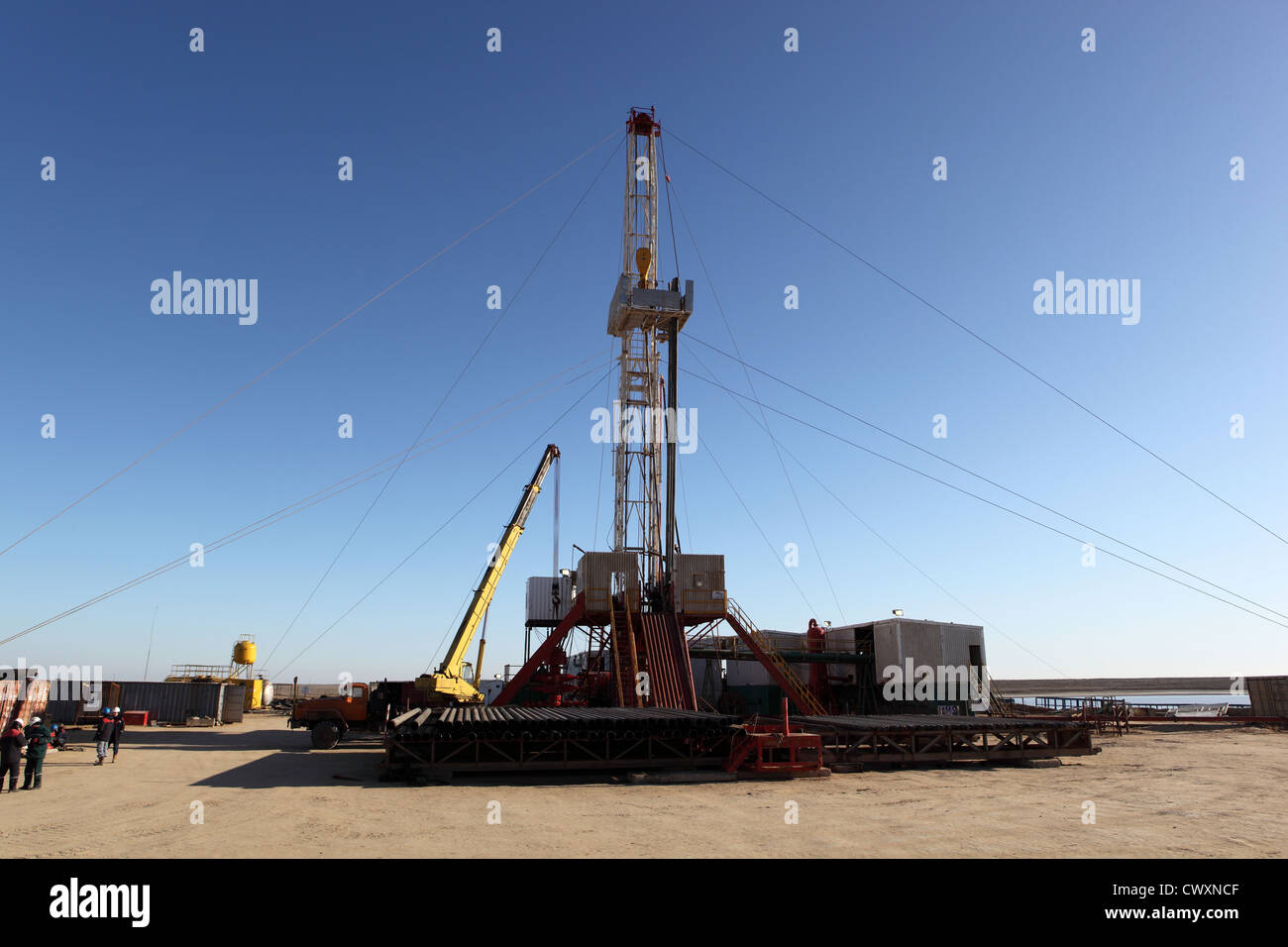 Onshore oil rig hi-res stock photography and images - Alamy