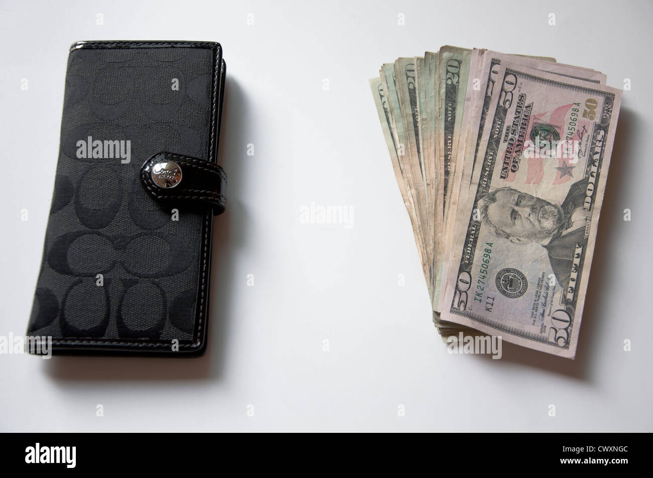 Money in wallet Stock Photo - Alamy