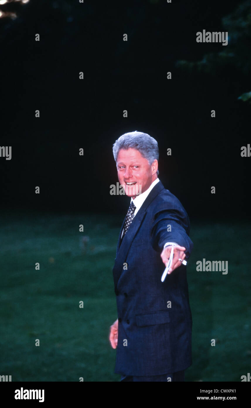 US President Bill Clinton departs after reading a brief statement ...