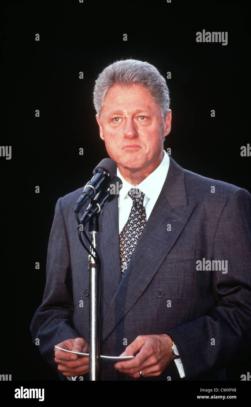 US President Bill Clinton reads a brief statement following a tentative ...