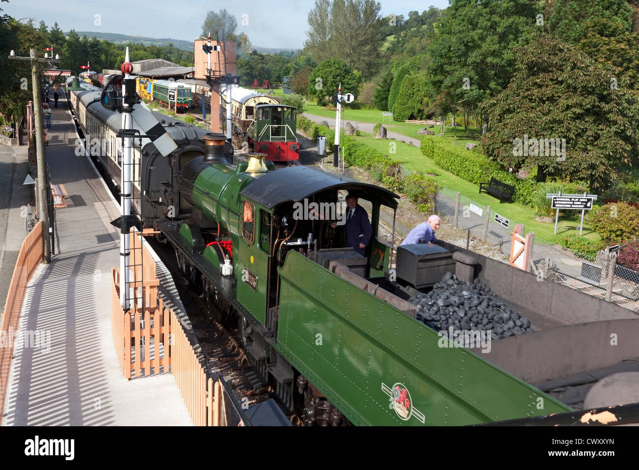 Buckfastleigh steam railway station hi-res stock photography and images ...
