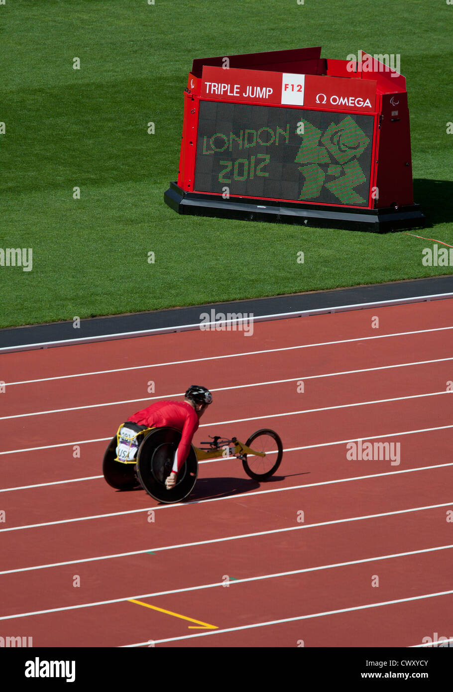 Paralympics 800m race at the London 2012 Olympic Stadium Stock Photo ...
