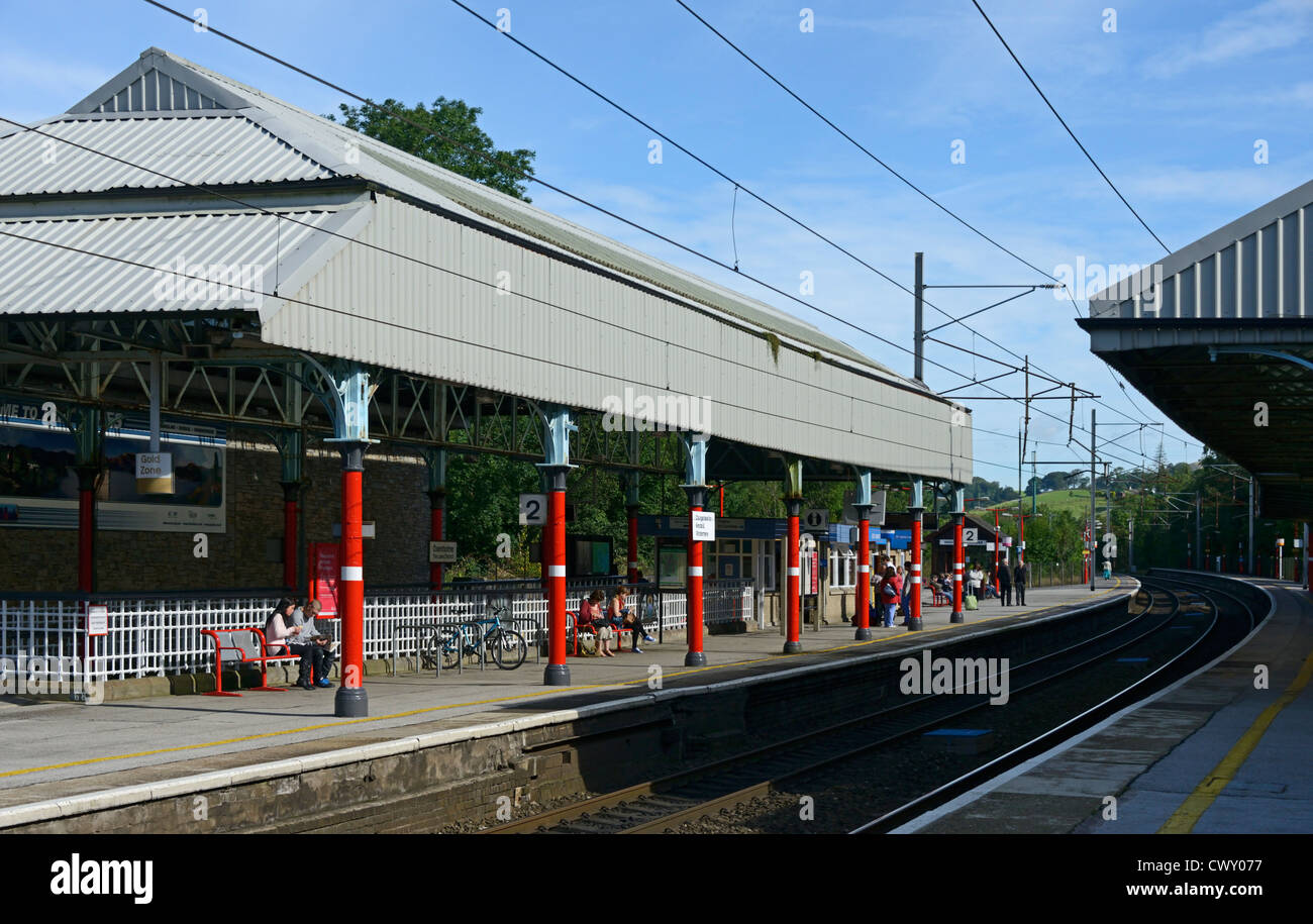 Oxenholme railway station lake district hi-res stock photography and ...