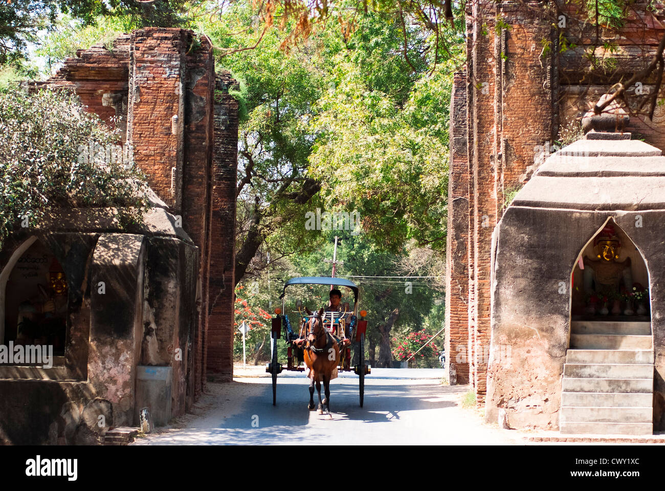 Old bagan tharabar hi-res stock photography and images - Alamy