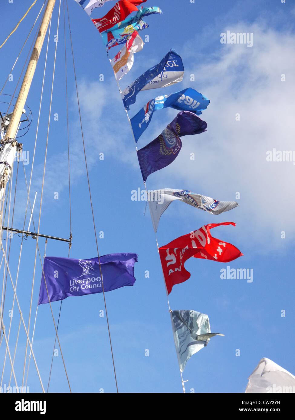 On the mast hi-res stock photography and images - Alamy