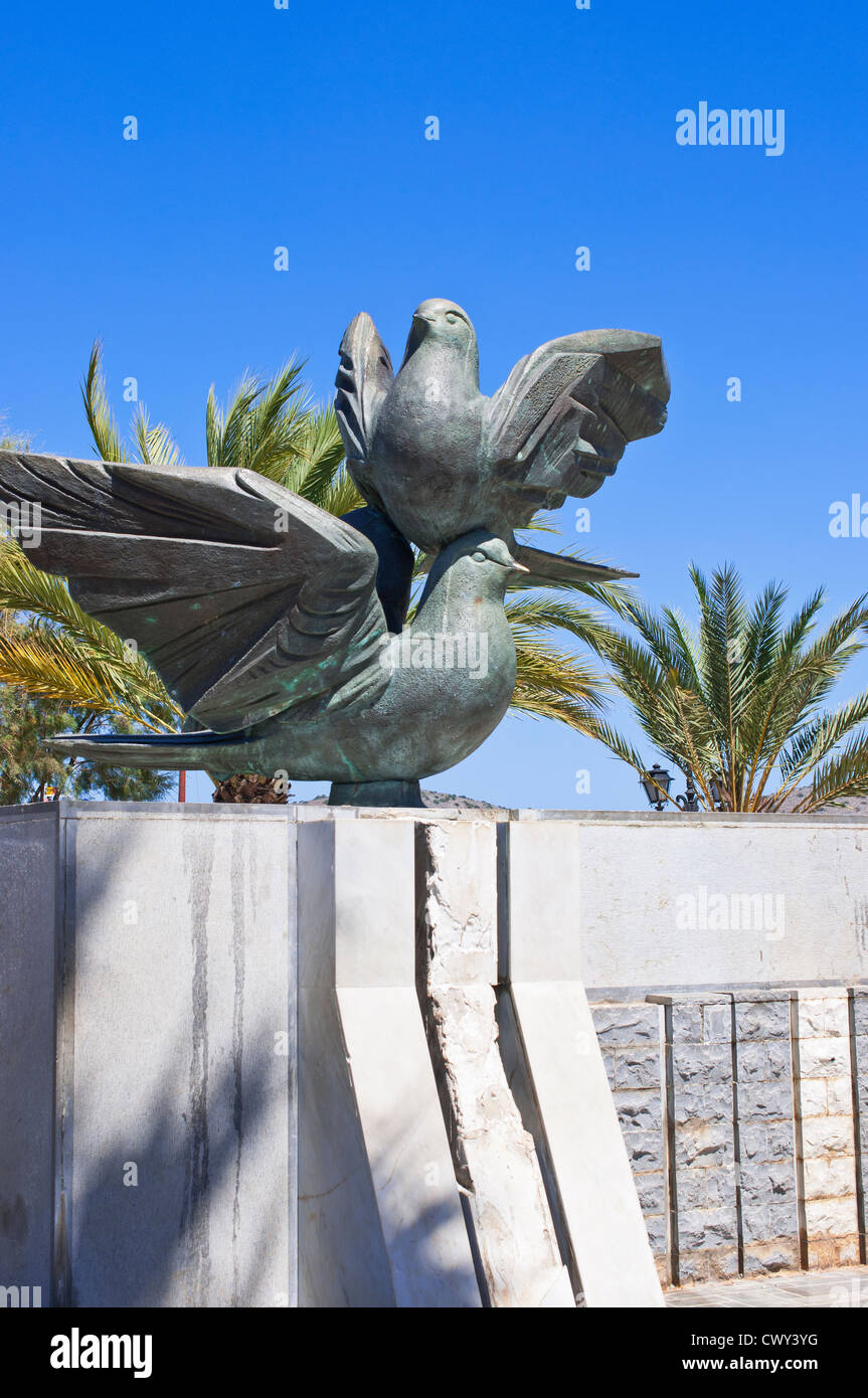 Statue of two birds hi-res stock photography and images - Alamy