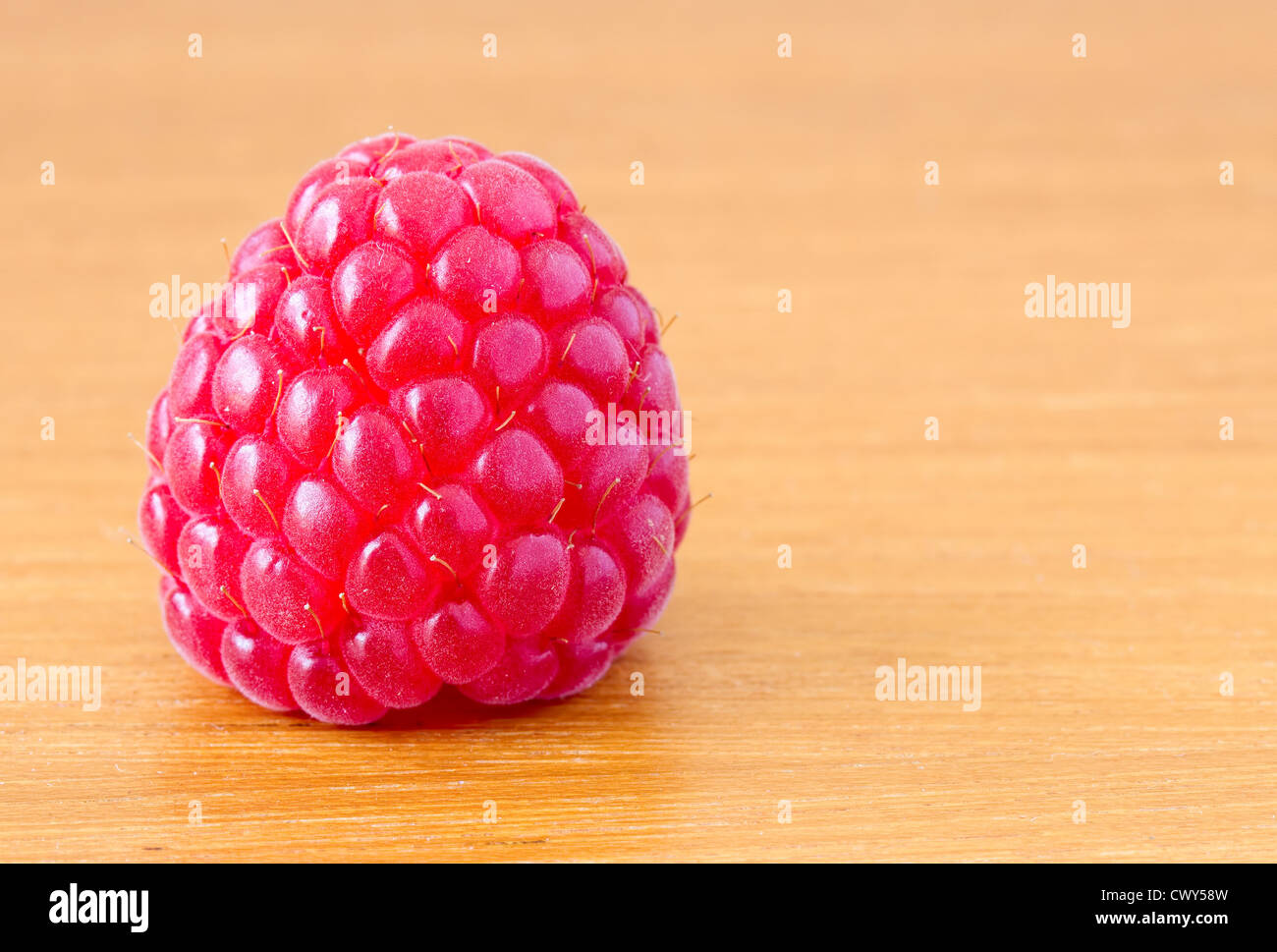 Single red raspberry hi-res stock photography and images - Alamy