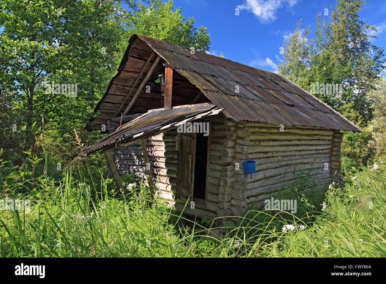 hunter's hut in a green forest Stock Photo - Alamy